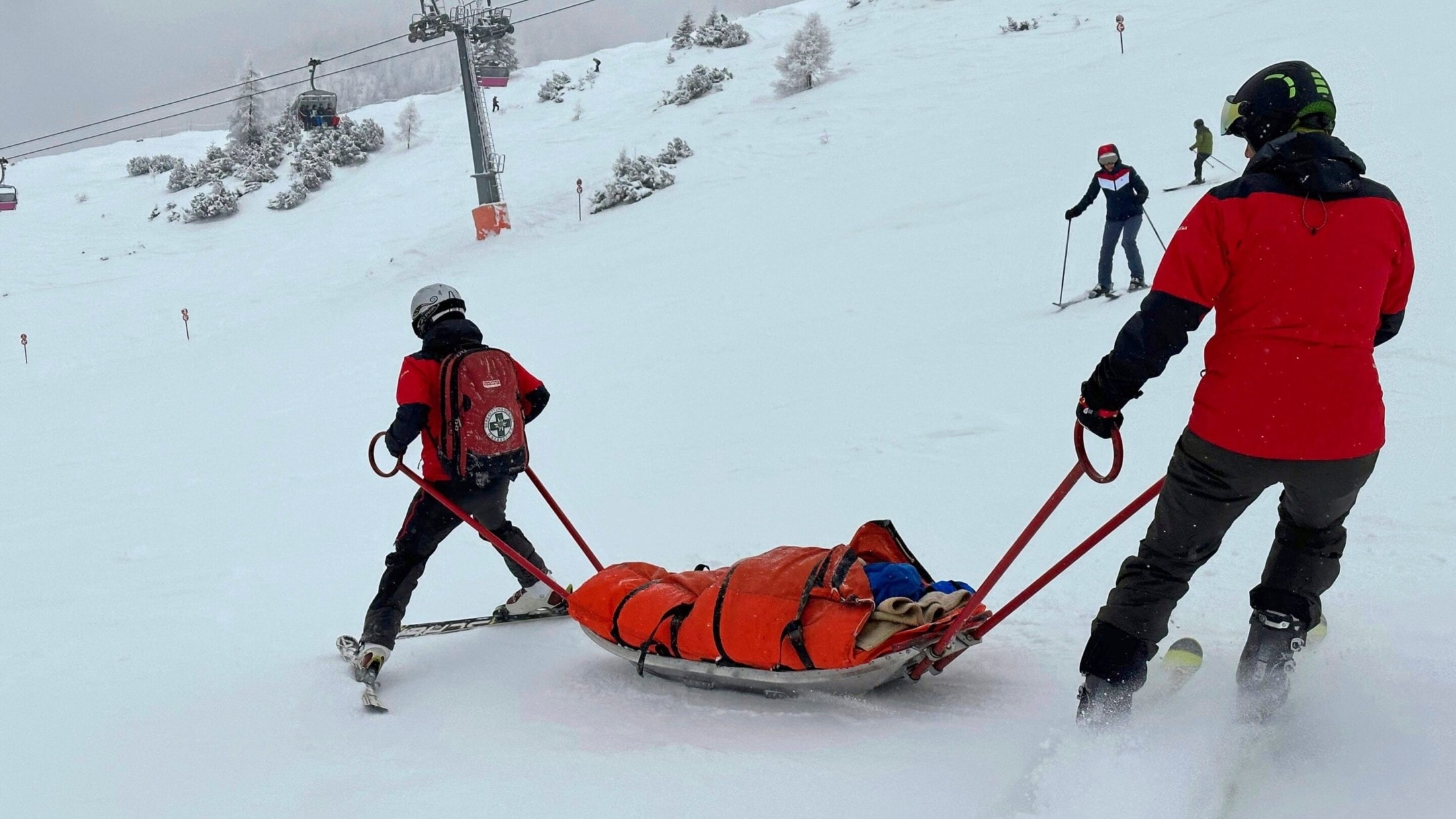 Serious skiing accidents - Run over skis, hand and face – then escape ...