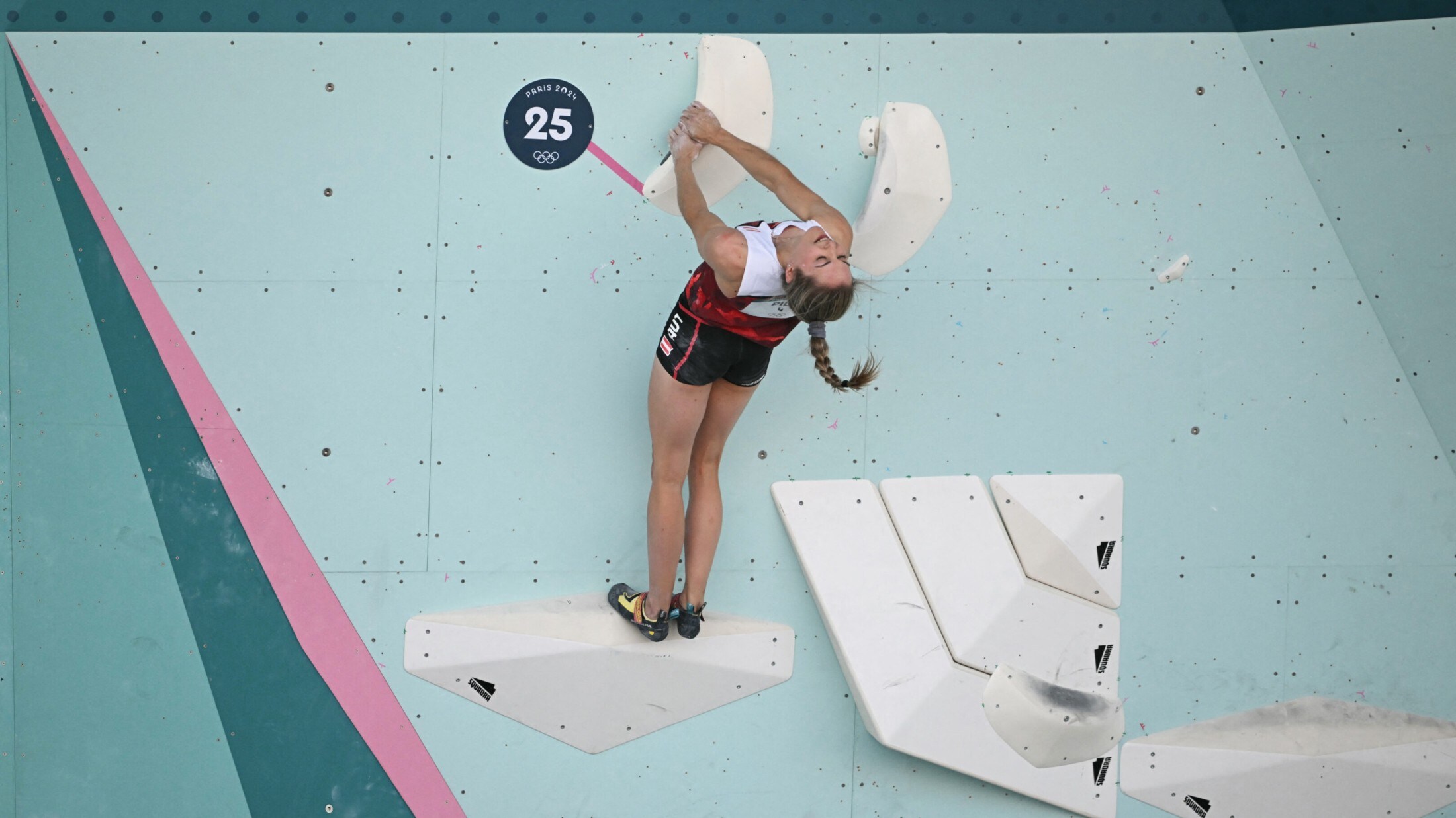 On the third boulder - A cry of relief! Jessica Pilz makes it to the ...