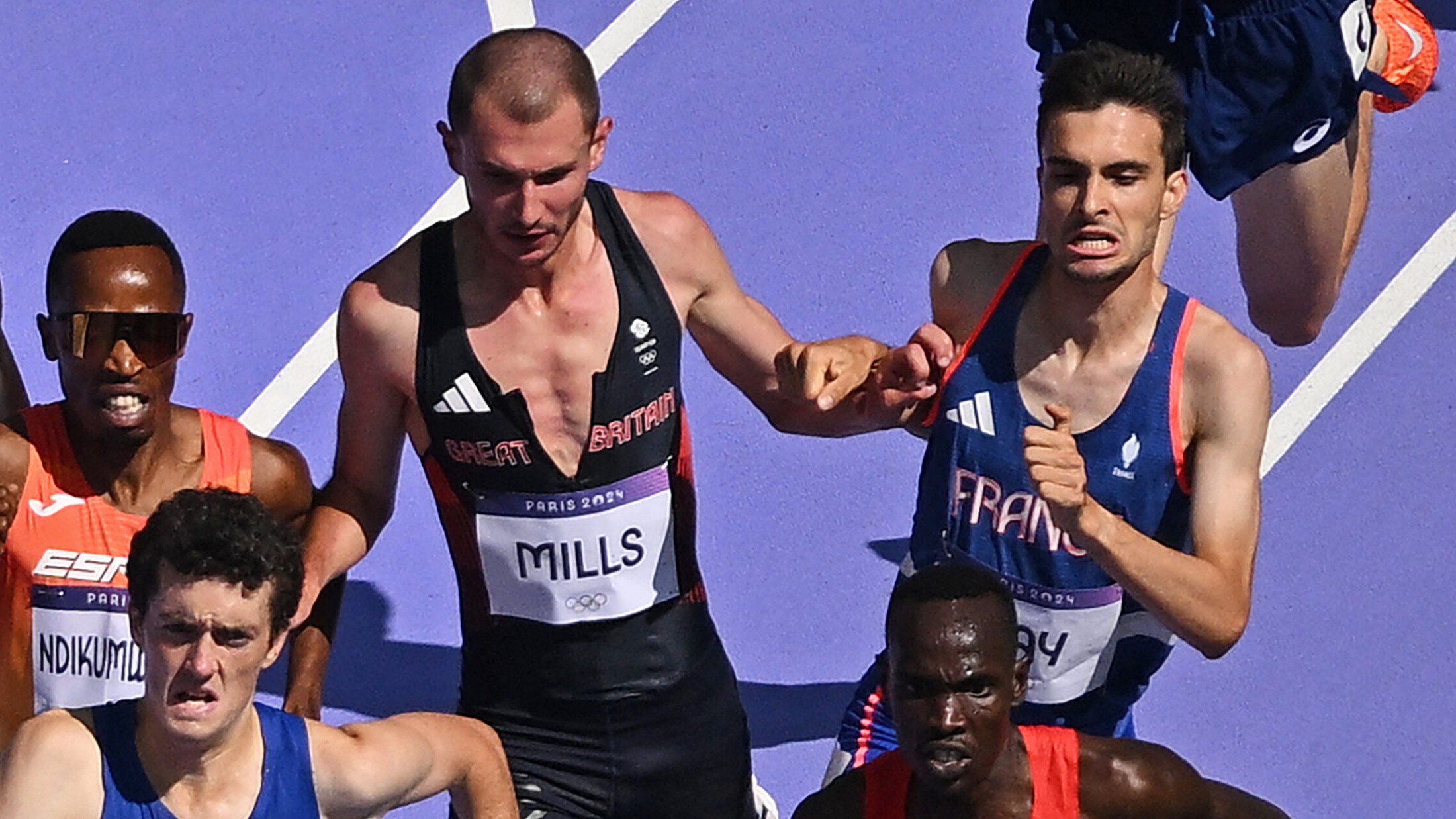 Athleten griffen ein - Wilde Szene! Läufer geraten nach Sturz ...