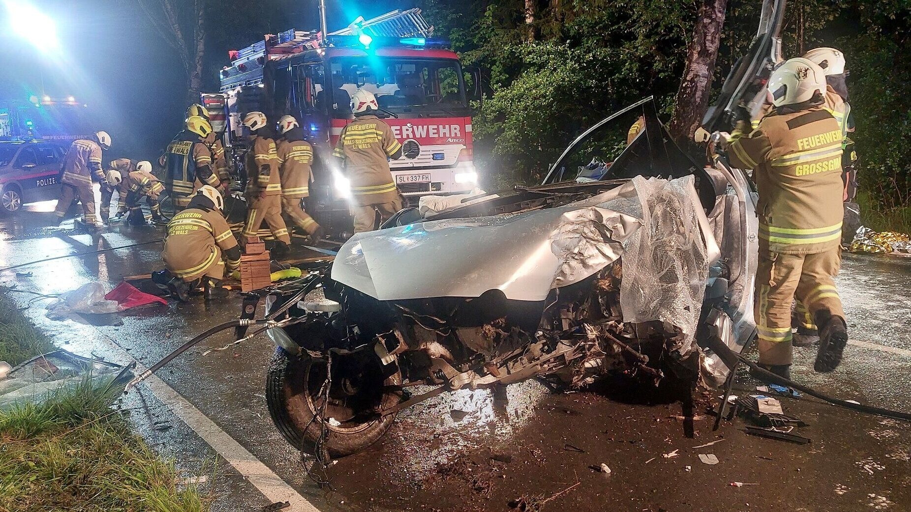 Ungebremster Aufprall - Pkw prallt gegen Baum – Lenker in Auto ...