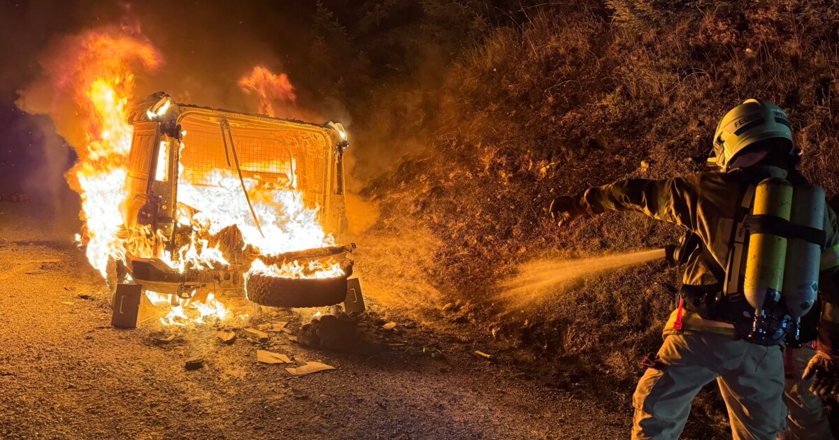 Lucky German - Off-road vehicle burns out completely in Jochberg | krone.at