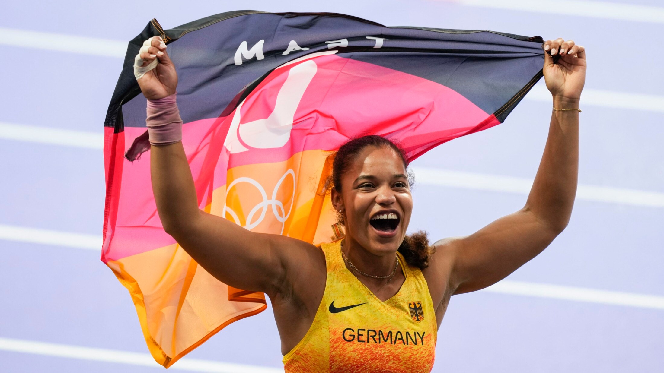 "God's blessing" - At the winner’s interview: German sings gospel song ...