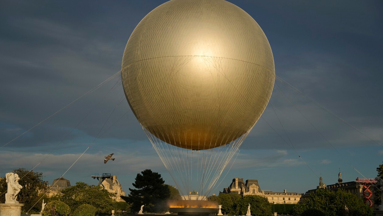 Highlight of the event - Paris wants the Olympic flame balloon back ...