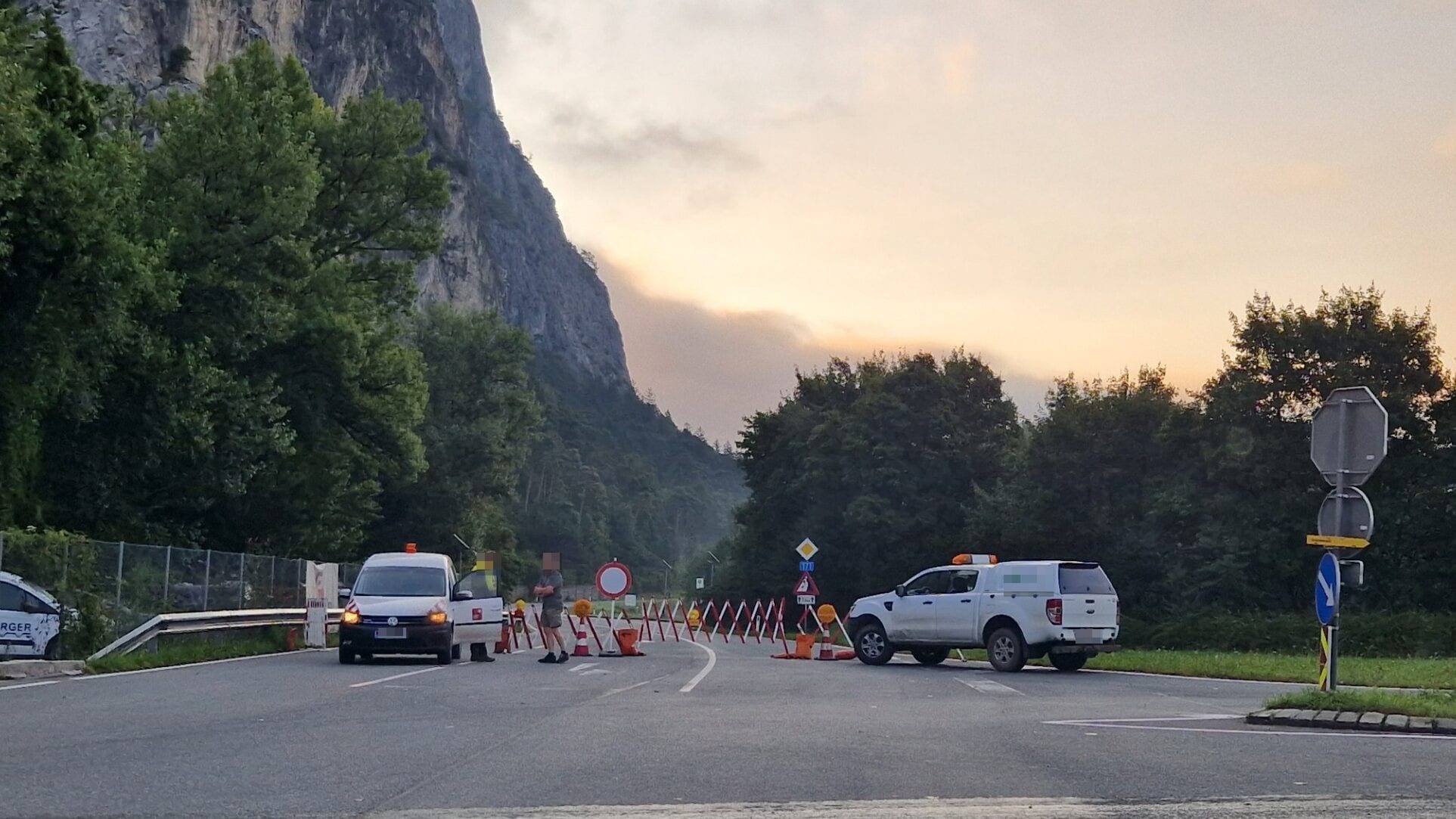 Nach Unwetter in Tirol - Zwei Züge und zehn Autos zwischen Muren ...