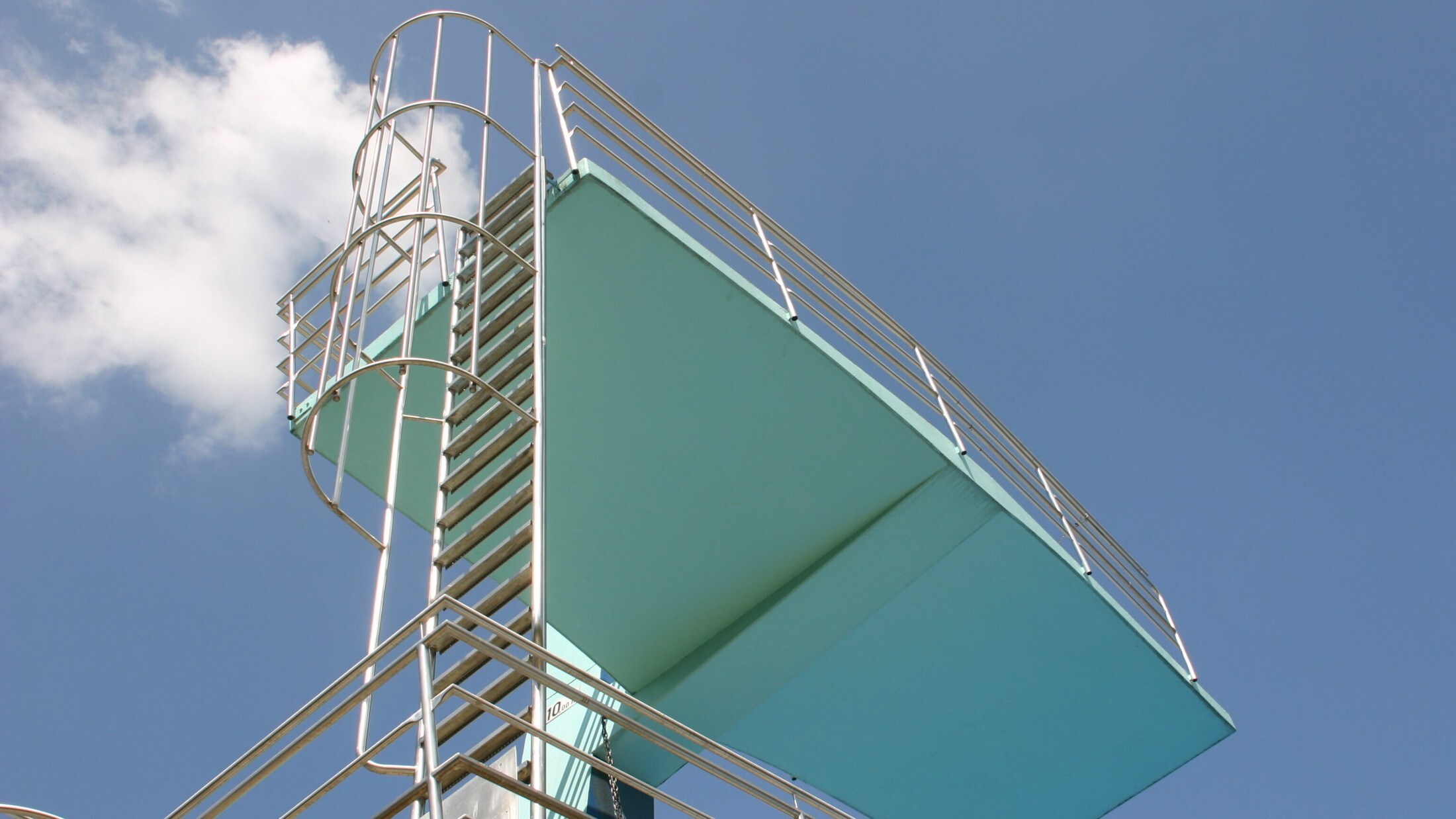 Drama in swimming pool: - 23-year-old dies after jumping from the 10 ...