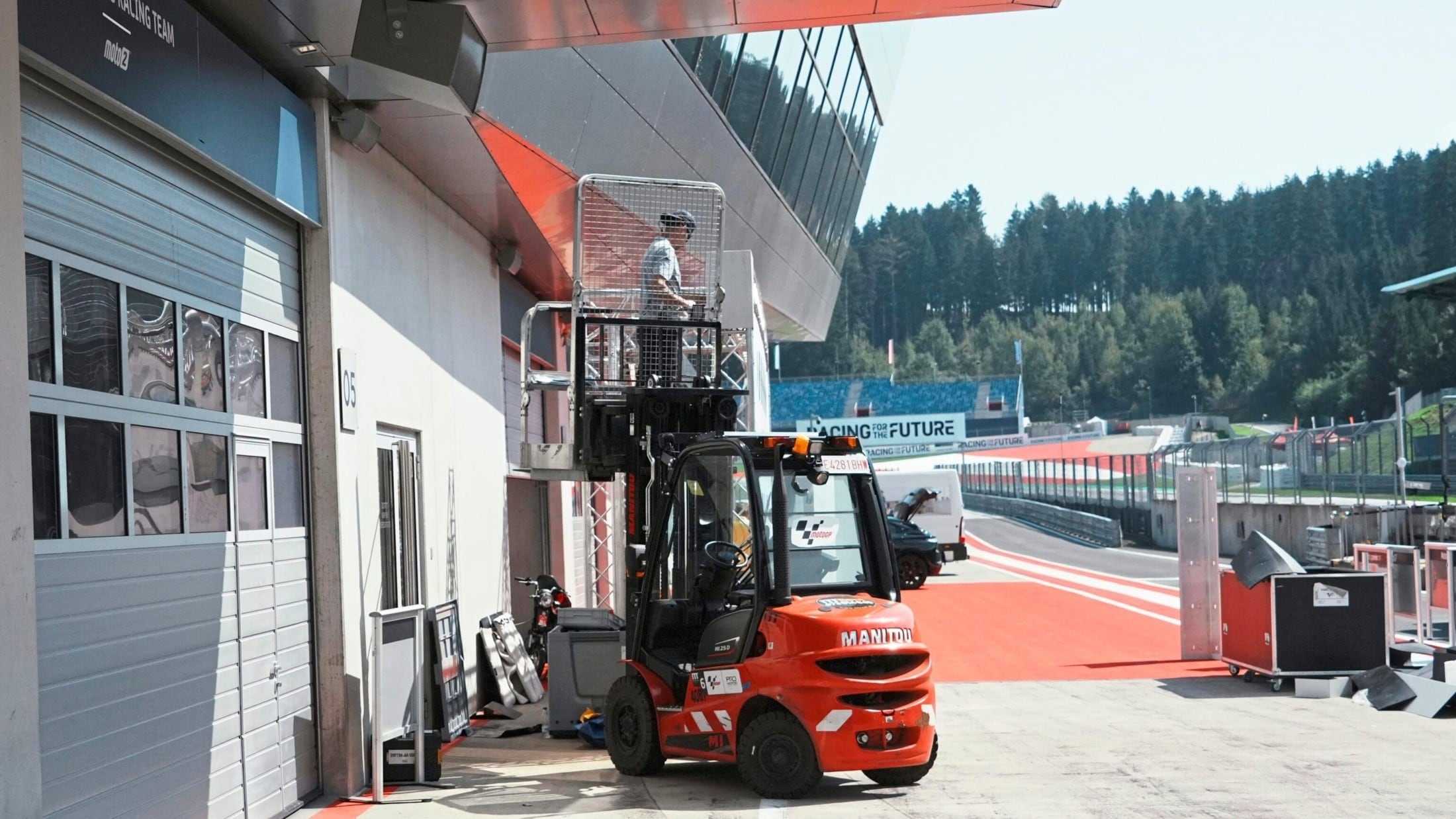 Aufbau in vollem Gang - Der Red Bull Ring macht sich hübsch für die ...