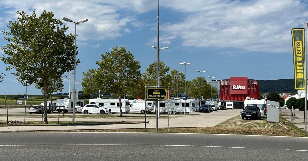 In front of Kika branch - A wandering crowd stops off in Eisenstadt ...
