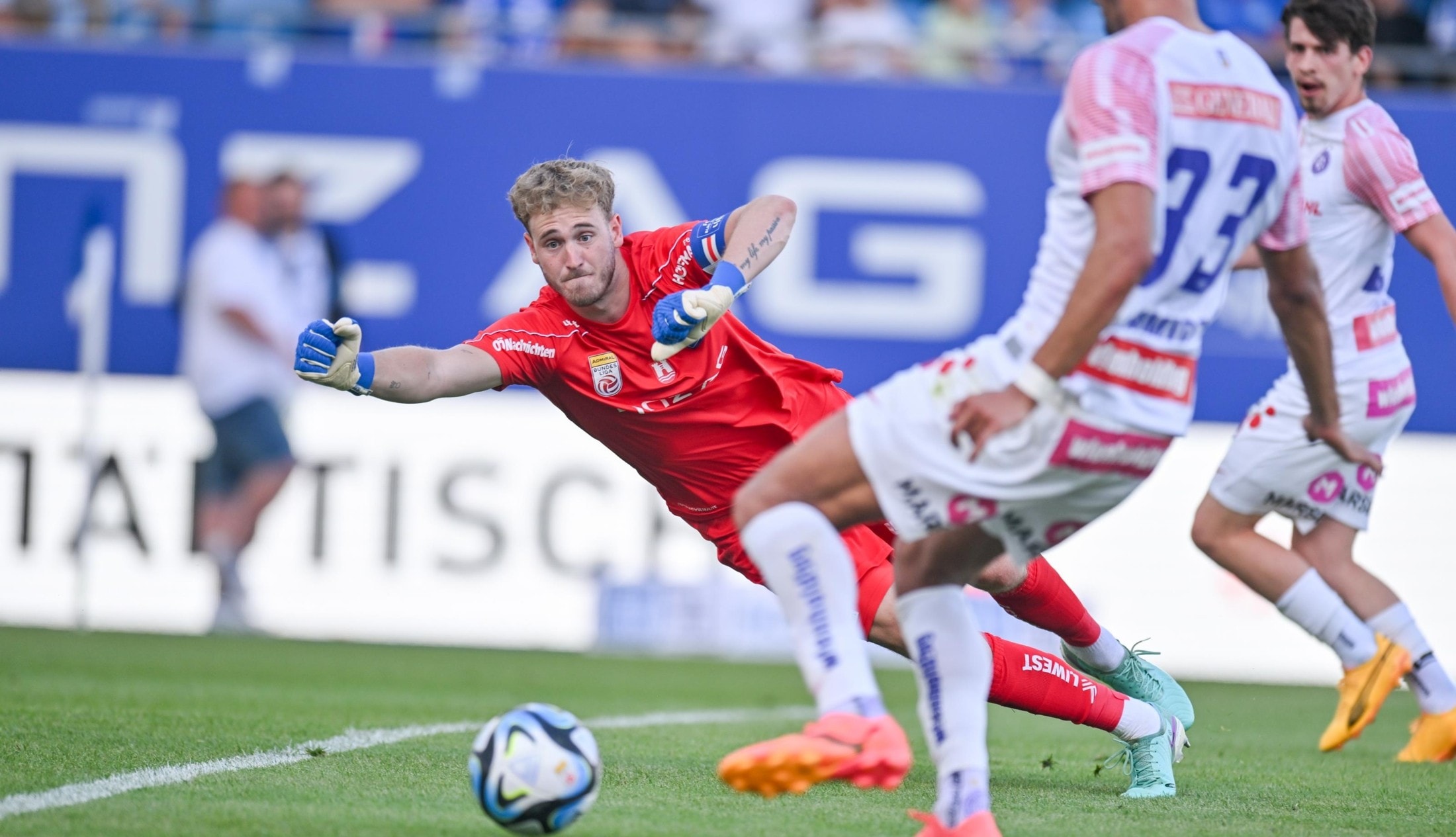 Schmid to England? - Transfer of blue-white goalie is not an easy one ...