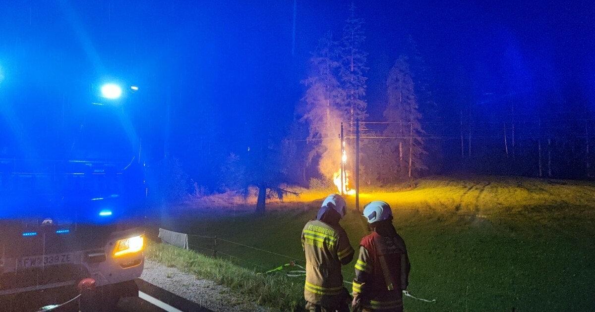 Quick fire out - Electricity pylon was on fire in St. Martin near Lofer ...