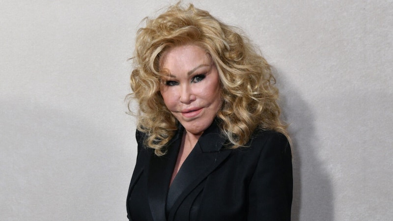 Mourning for "cat lady" - Jocelyn Wildenstein died “peacefully in her ...