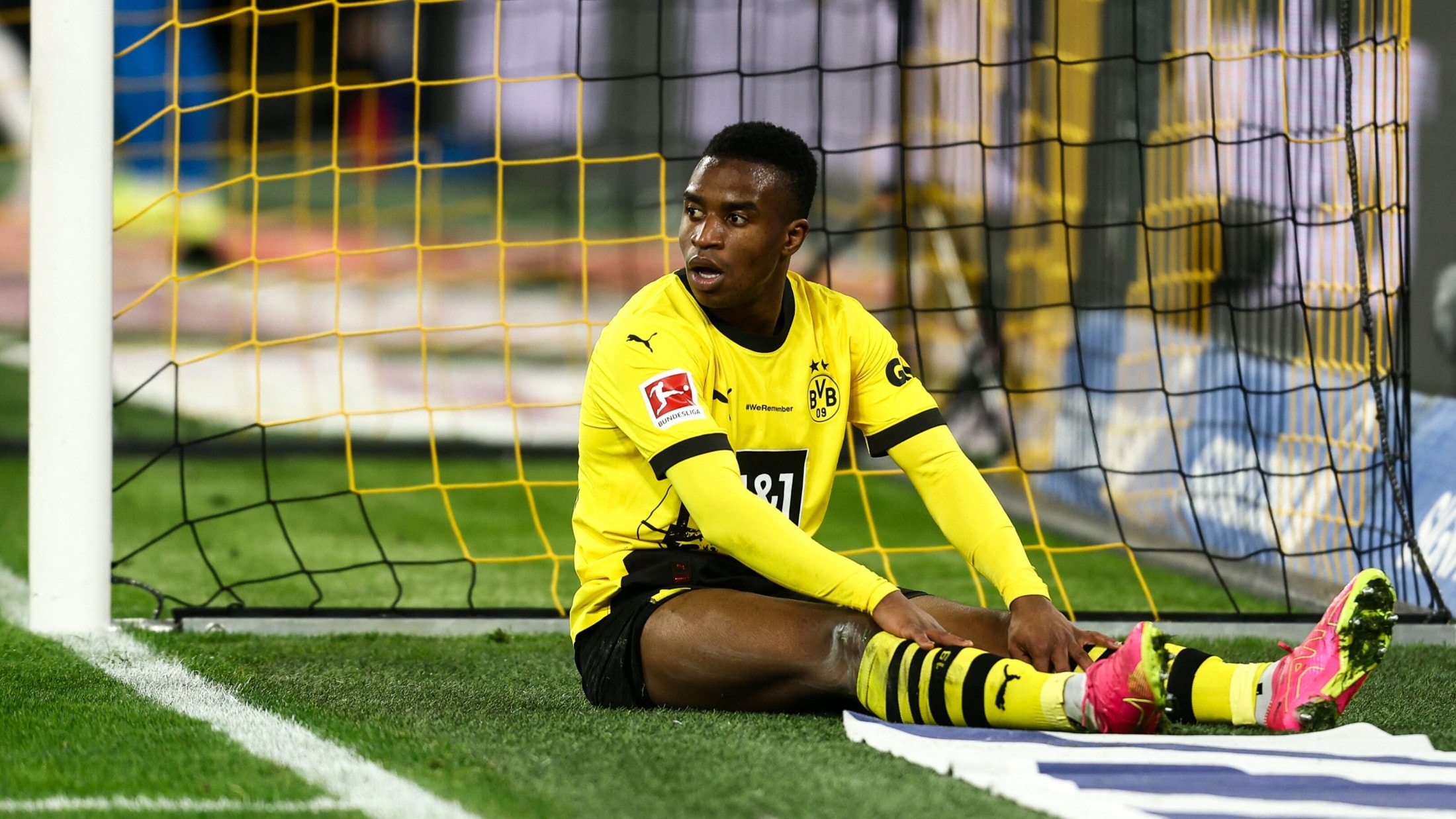 On loan - Transfer through! BVB sends Moukoko to France | krone.at