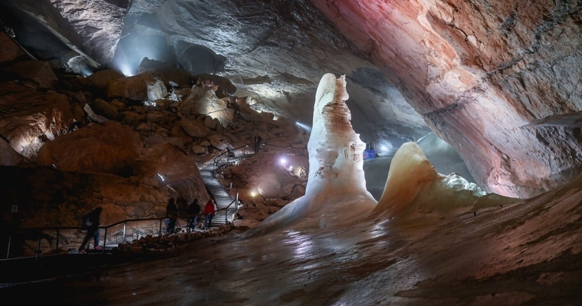 Ice cave adventure - On the Dachstein: The echo of fire and ice | krone.at