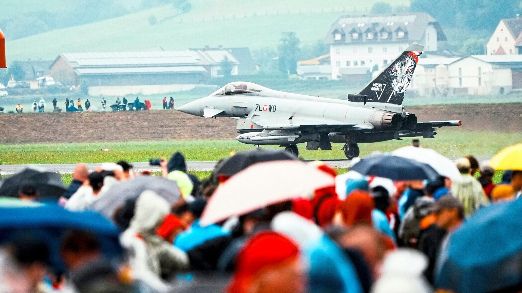 Spektakel in der Luft - Airpower: 100.000 Fans kamen zum ersten Flug ...