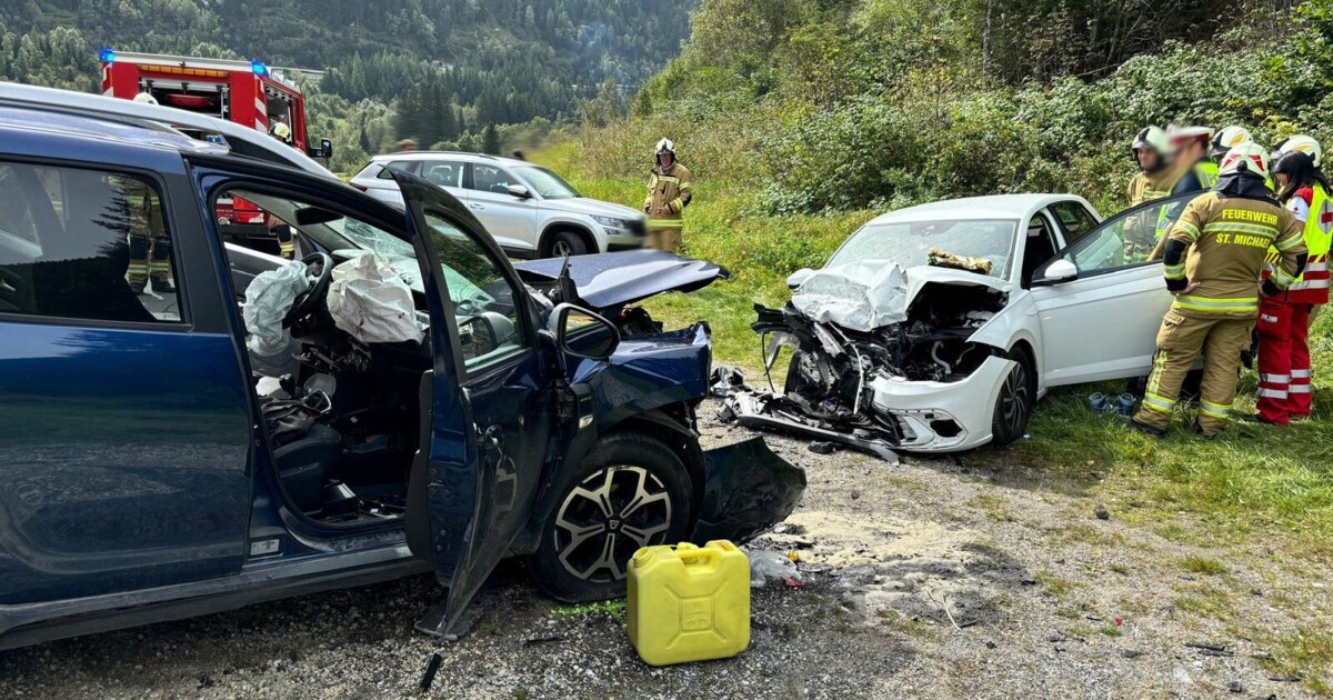St. Michael - Pkw kollidierten frontal – Drei Verletzte | krone.at