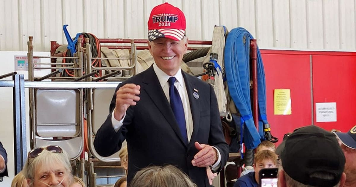 Was ist da passiert? - Biden mit Trump-Kappe bei Gedenkveranstaltung ...