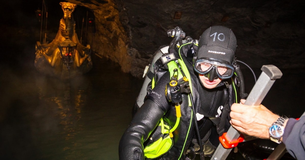At a depth of ten meters - Missing persons in a lake cave: divers ...