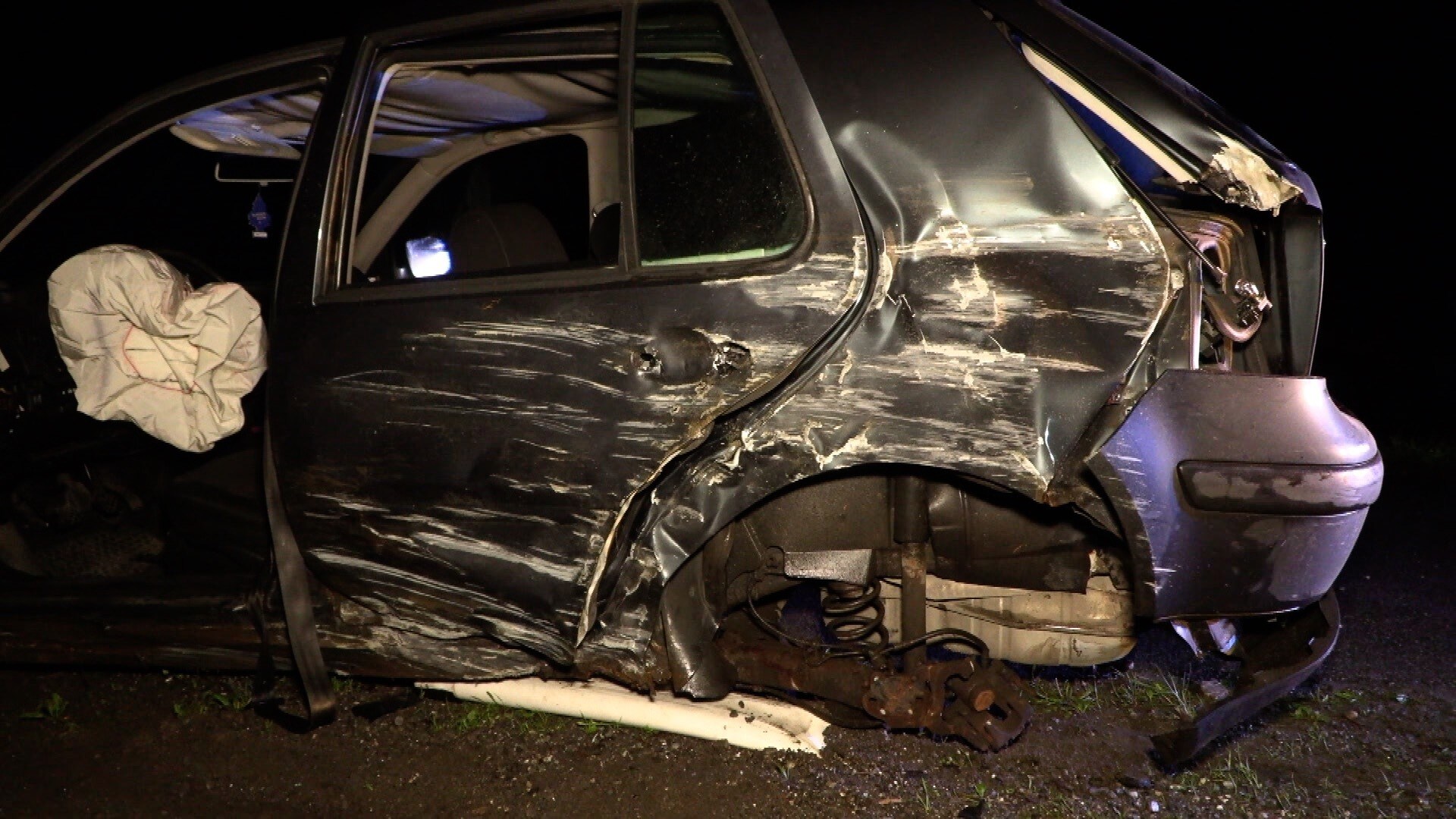 Stone wall touched - Three people injured in a skidding crash in ...