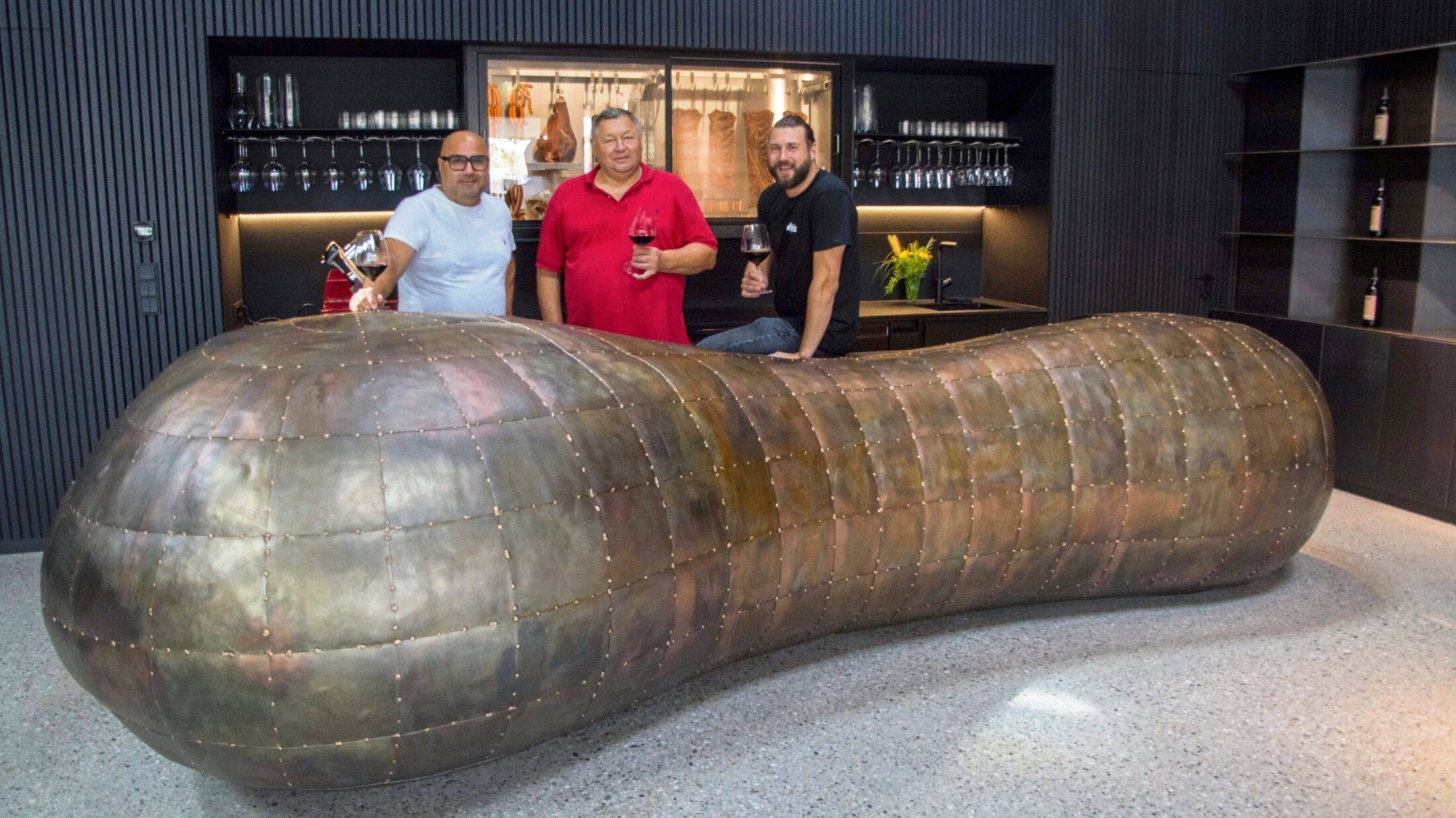 Magen aus Stahlblech - Was ein Saumagen in einem Weingut verloren hat ...