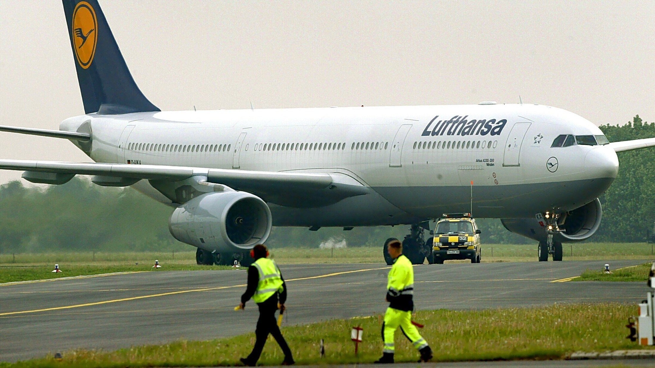 "No danger at all" - Lufthansa jet turns back due to cabin ...