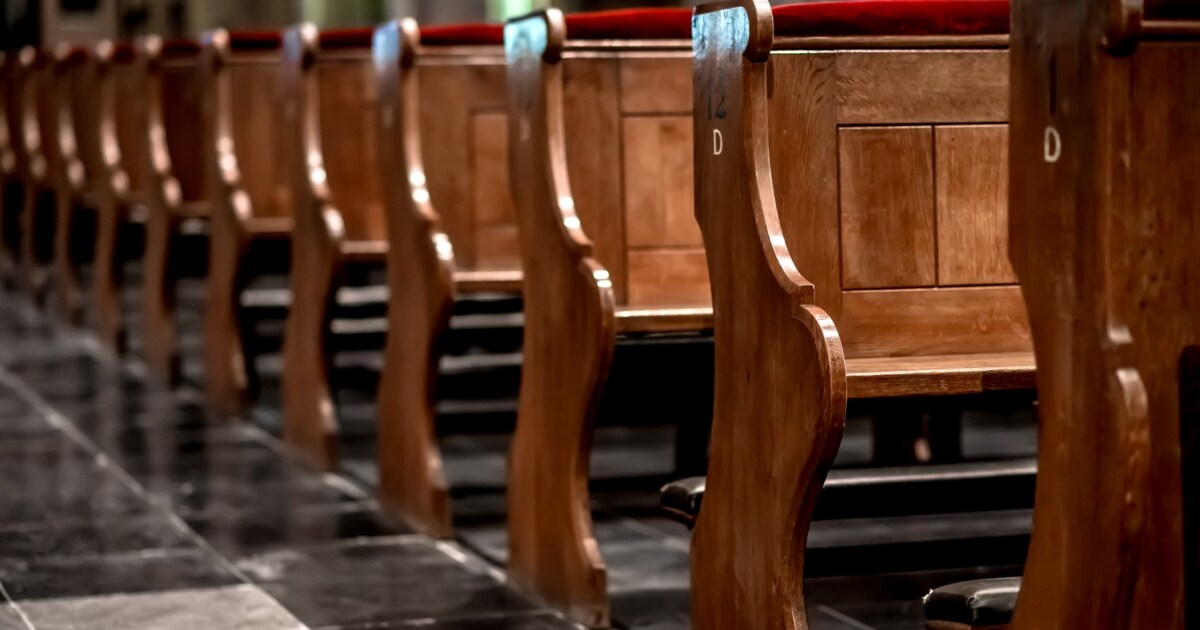 Geständnis gefordert - Streit nach Gottesdienst: Mann zückt Fake-Waffe ...