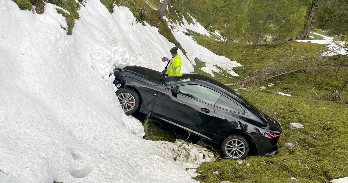Driver uninjured - Car hits tree and ditch full of snow | krone.at
