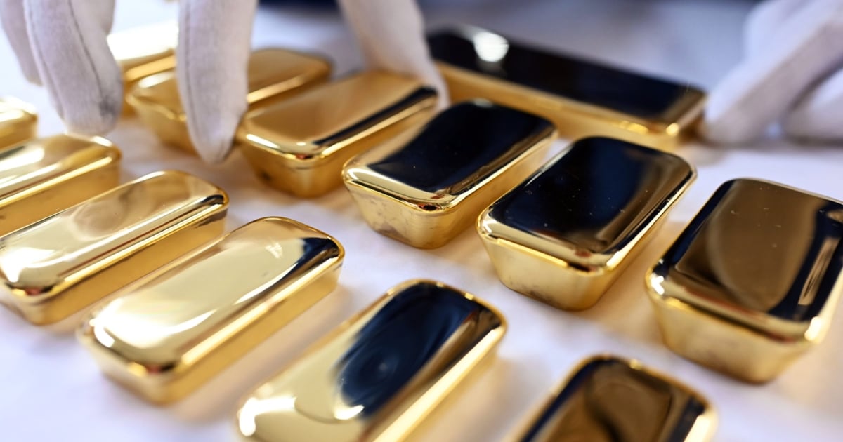 Historic high - Gold price cracks the 3000 dollar mark for the first ...