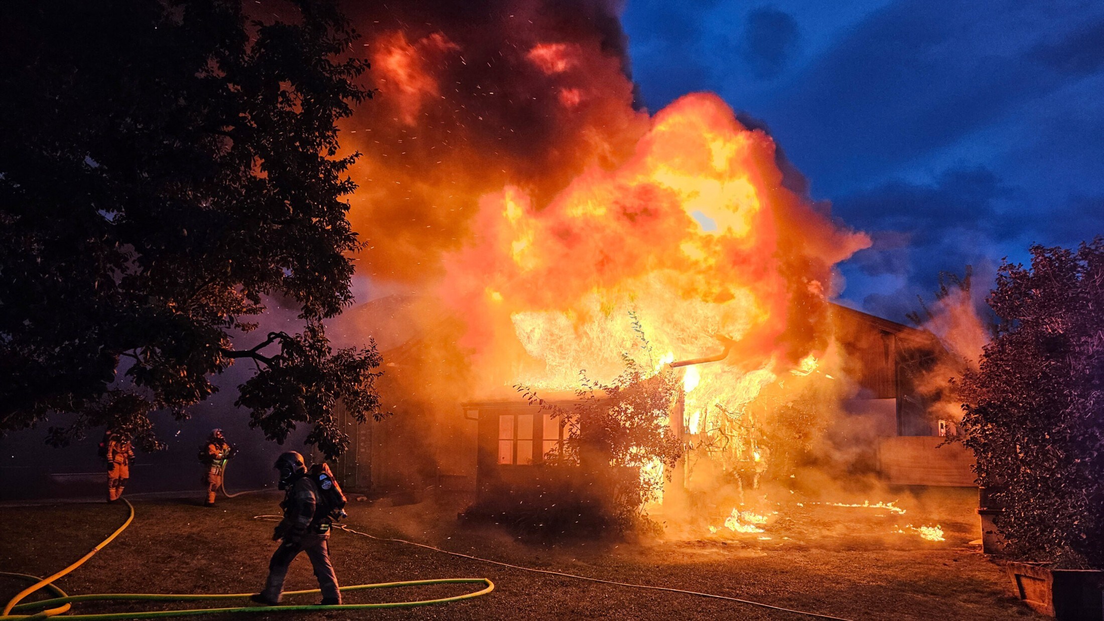 Several explosions - Major night-time operation: wooden barn on fire ...