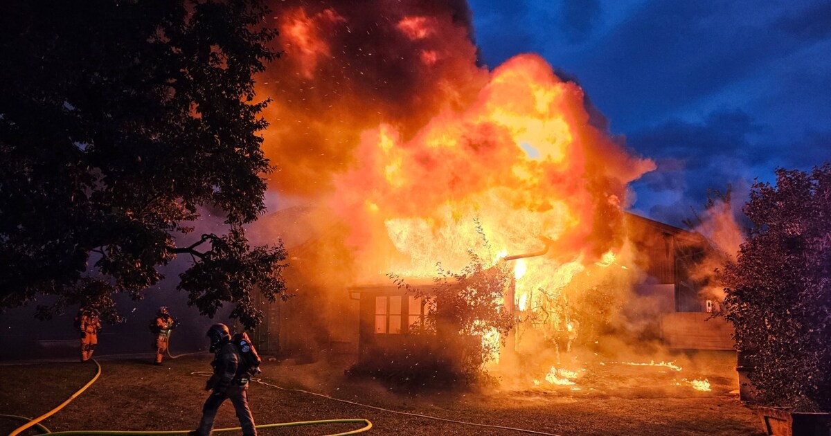 Several explosions - Major night-time operation: wooden barn on fire ...