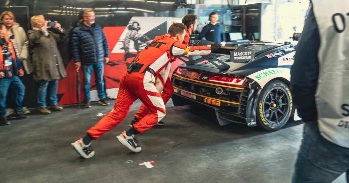 Behind the scenes - This is how tight it is in the pits of a DTM team ...