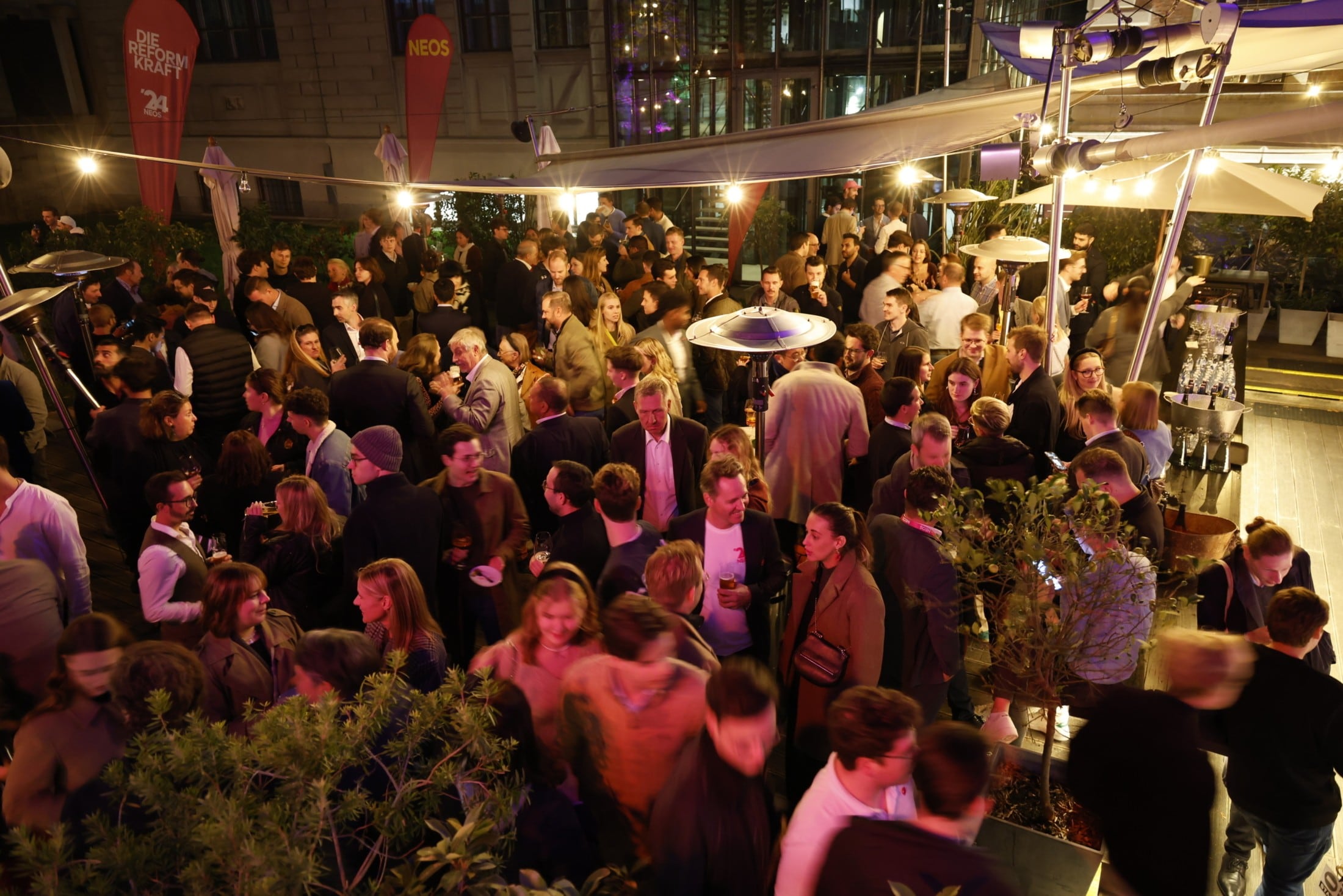 Party in pink - Celebrating gains and a chance of government | krone.at