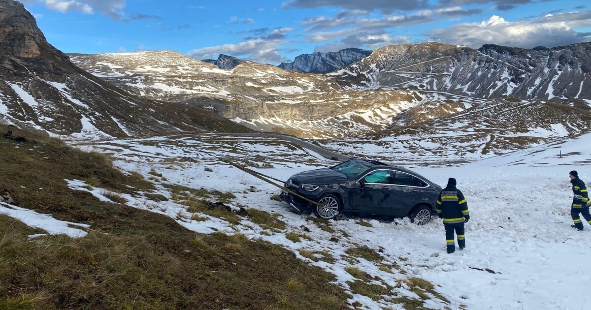 40 Meter abgestürzt - Riesenglück: Auto landete wieder auf den Rädern ...