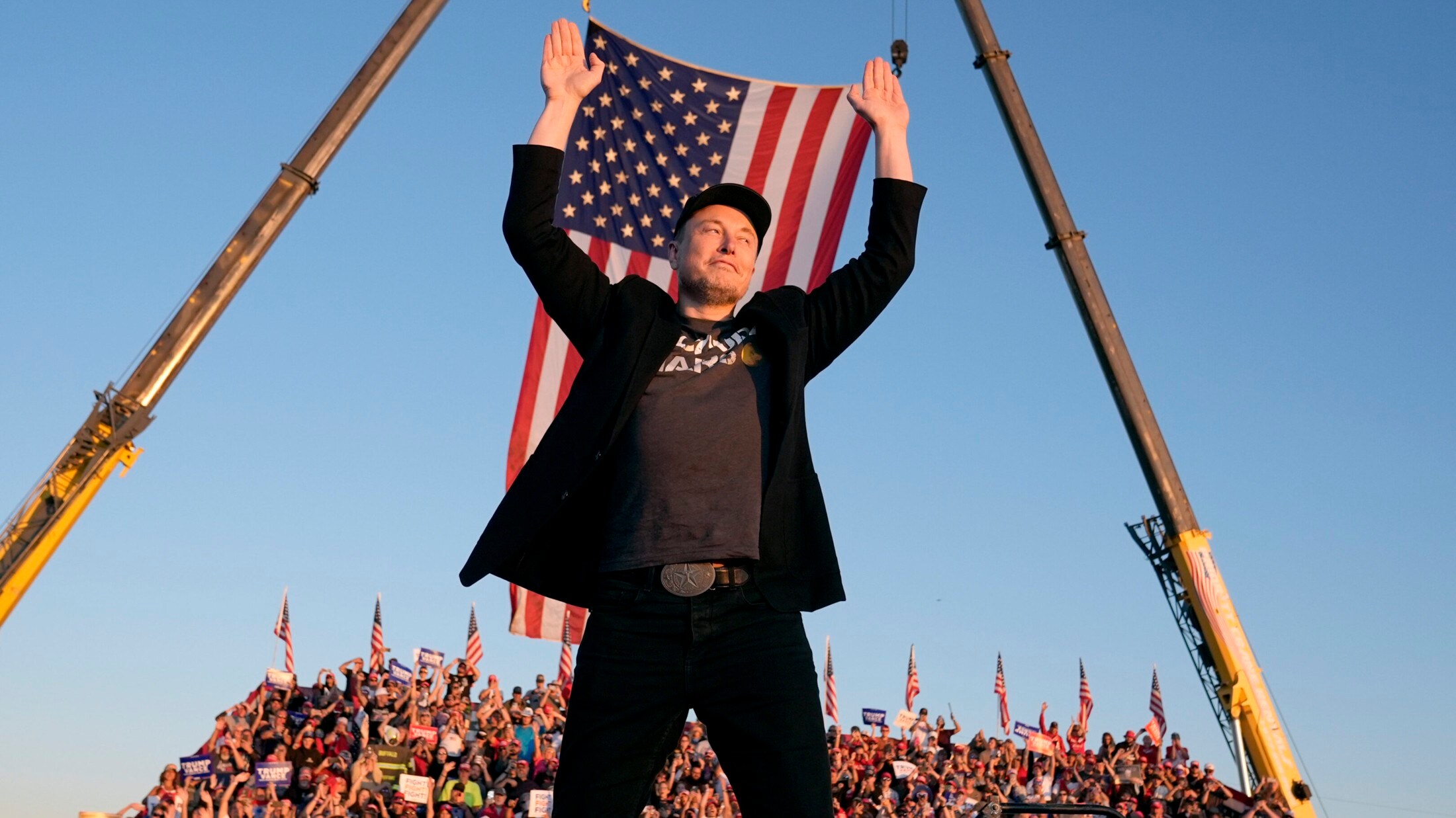 Schräger Auftritt - Hüpfender Elon Musk bei Trumps Wahlkampfshow | krone.at