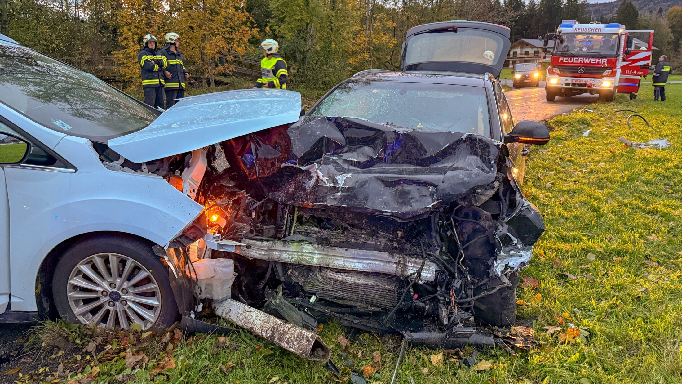 Auf Gegenspur geraten - Frontalcrash forderte drei teils Schwerverletzte | krone.at