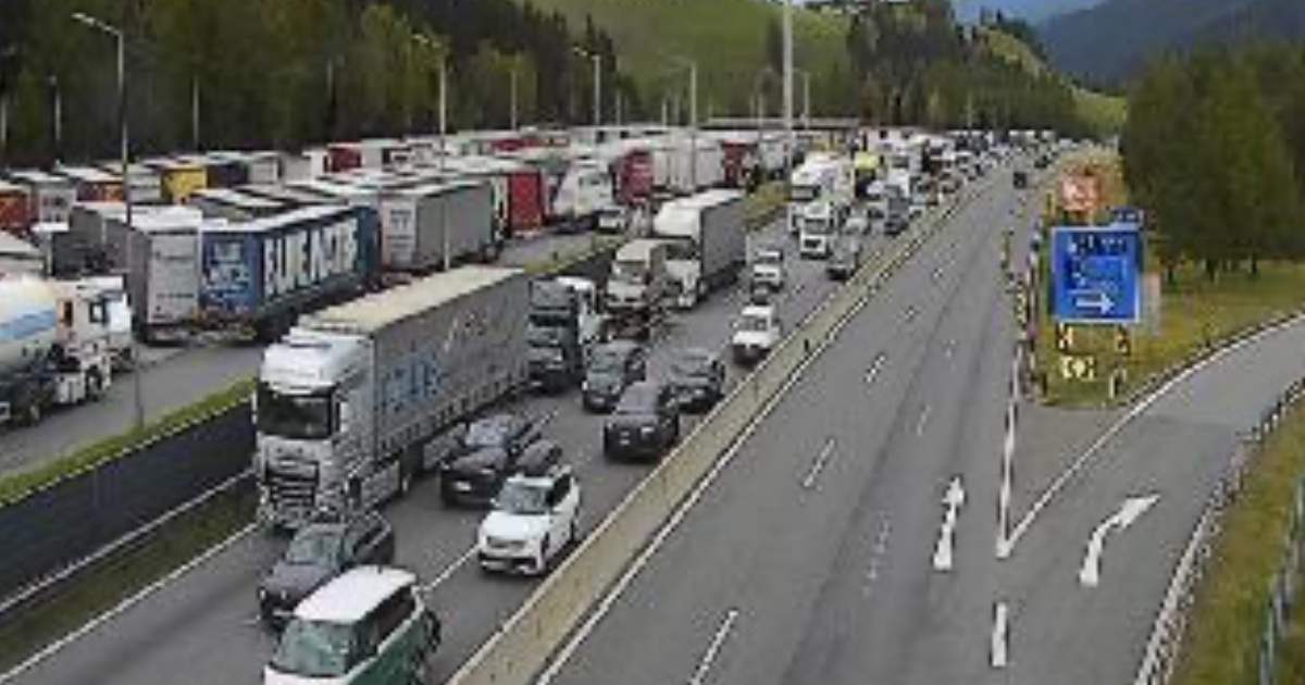Two construction sites - Mega traffic jam at the Brenner Pass: highway ...