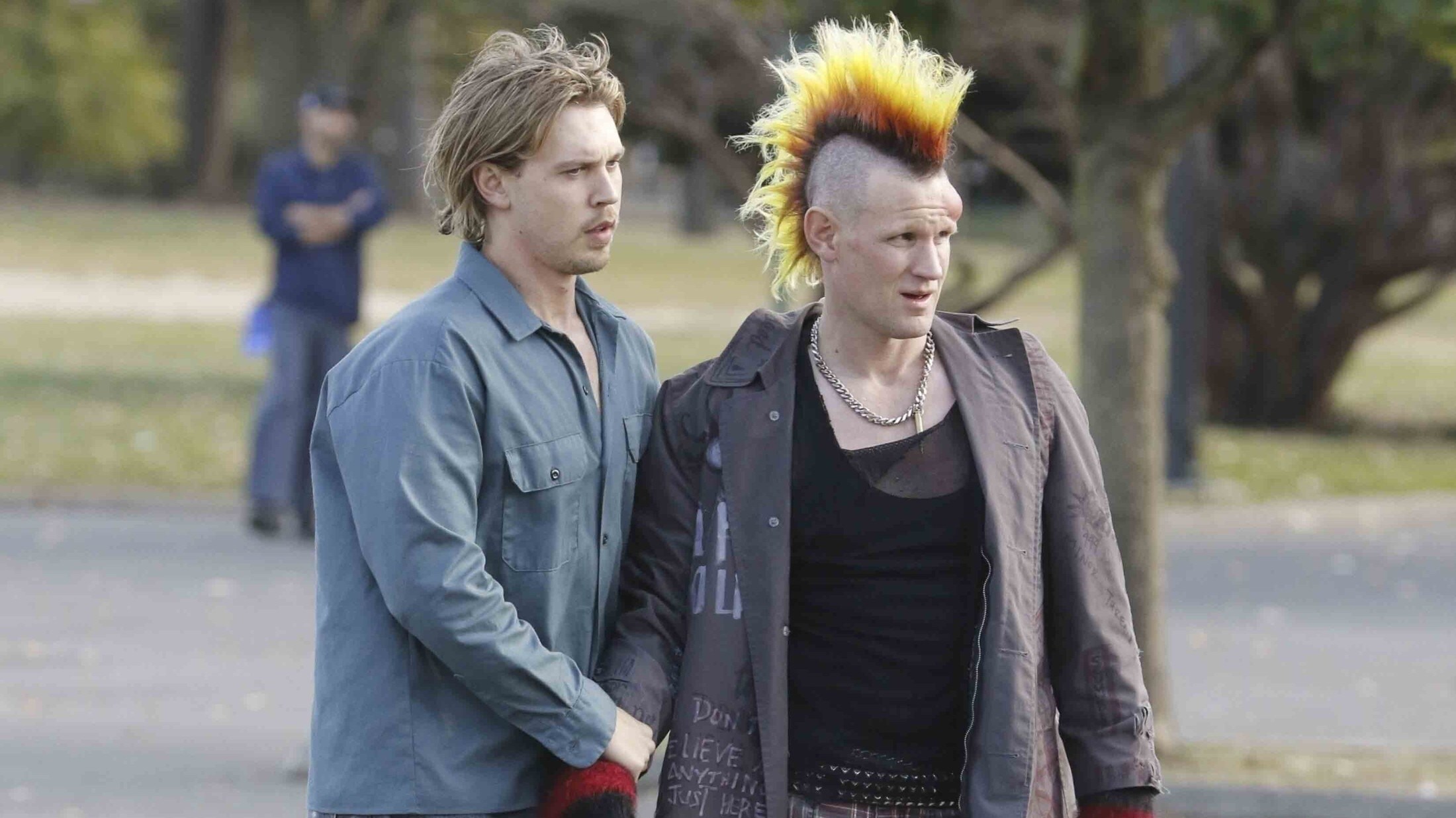 Mohawk on set - “Prince Philip” Matt Smith now plays wild punk | krone.at