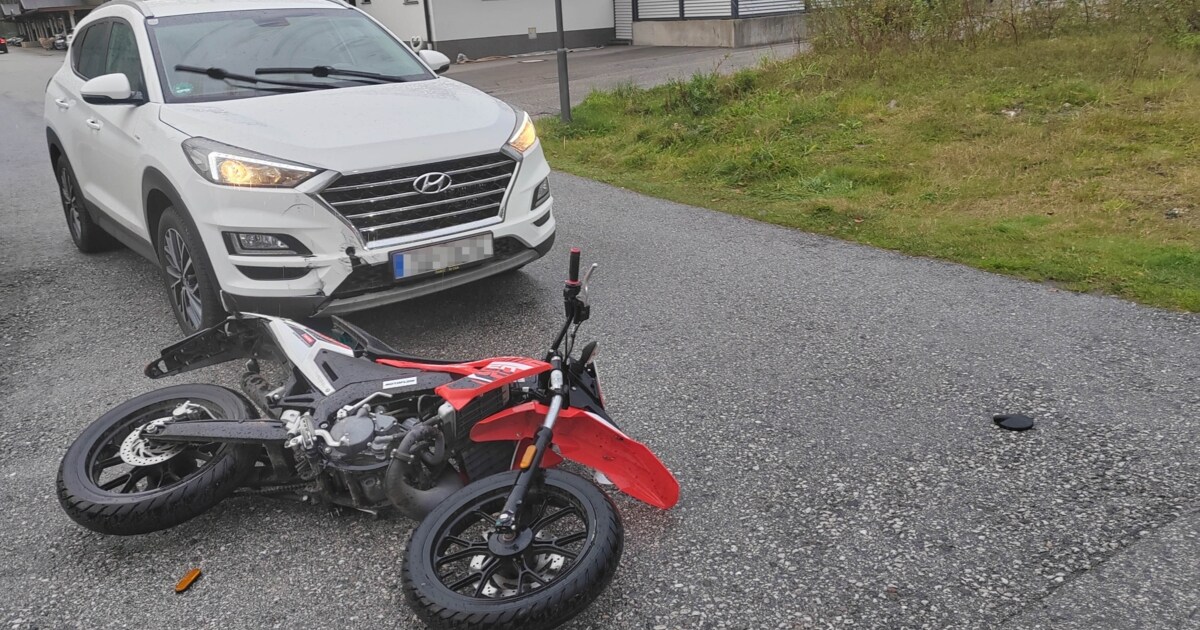 Accident at an intersection - Moped rider (15) injured after collision ...