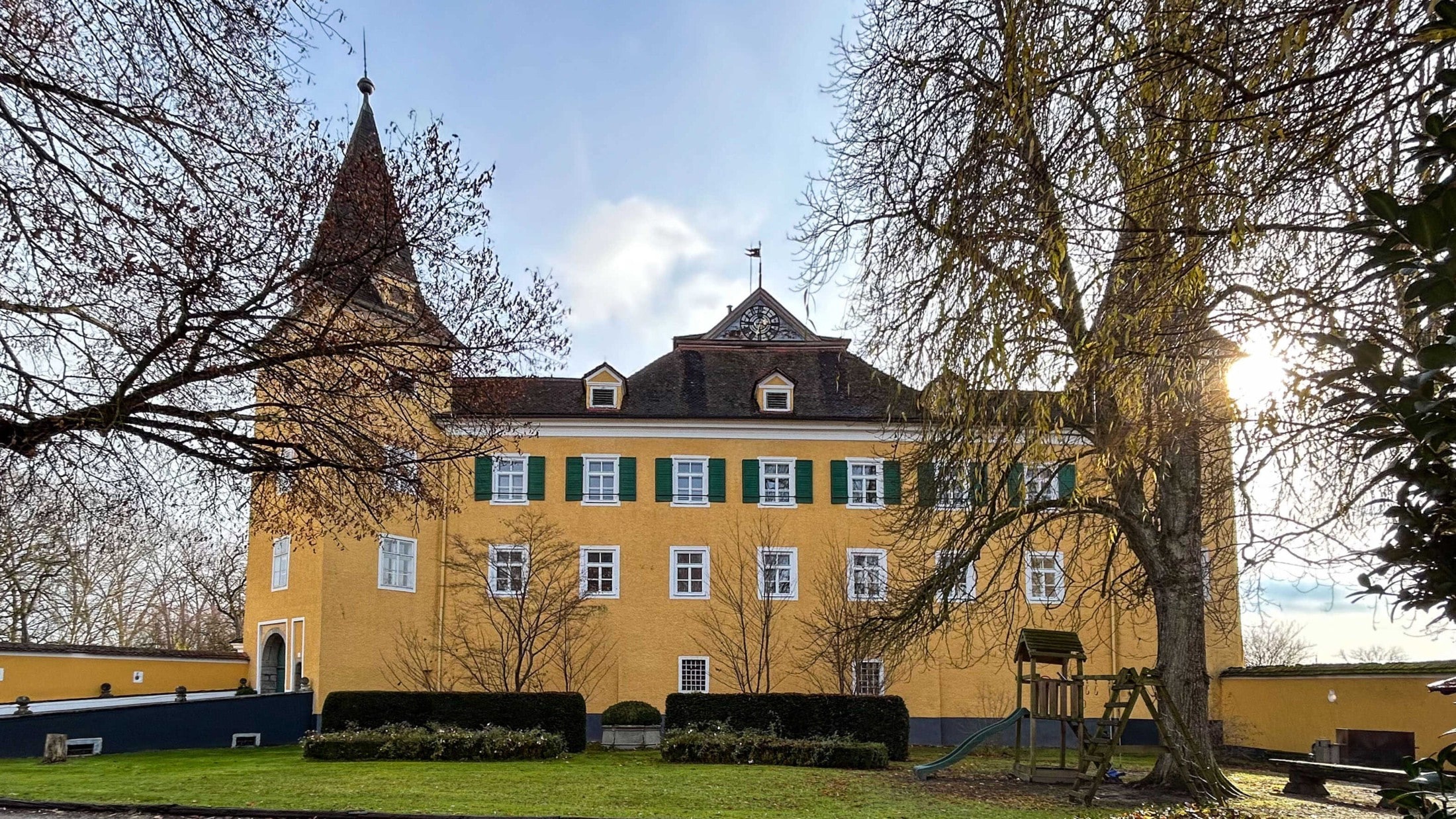 Betrieb muss zusperren - Prominentes Schlosshotel hat Millionenschulden ...