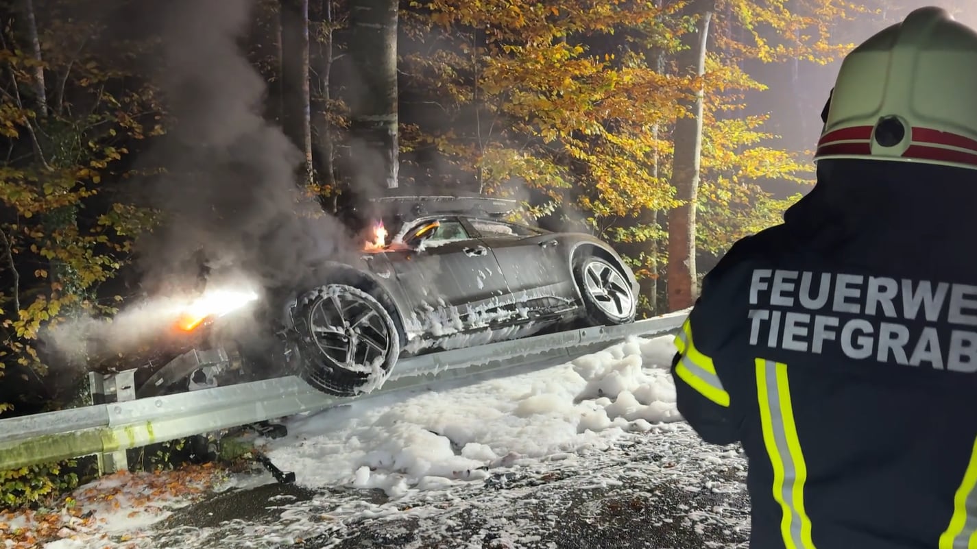 E-car catches fire - Two expensive sports cars burn out during the ...