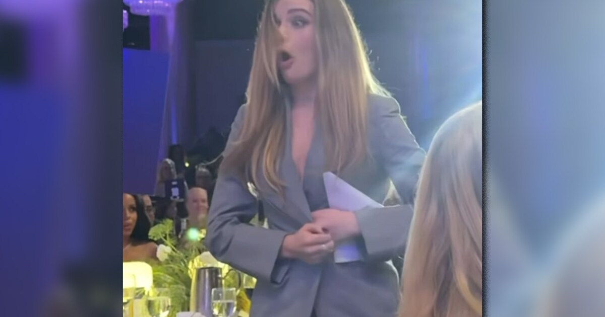 Outfit burst open! - Joey King narrowly escapes a bosom flash | krone.at
