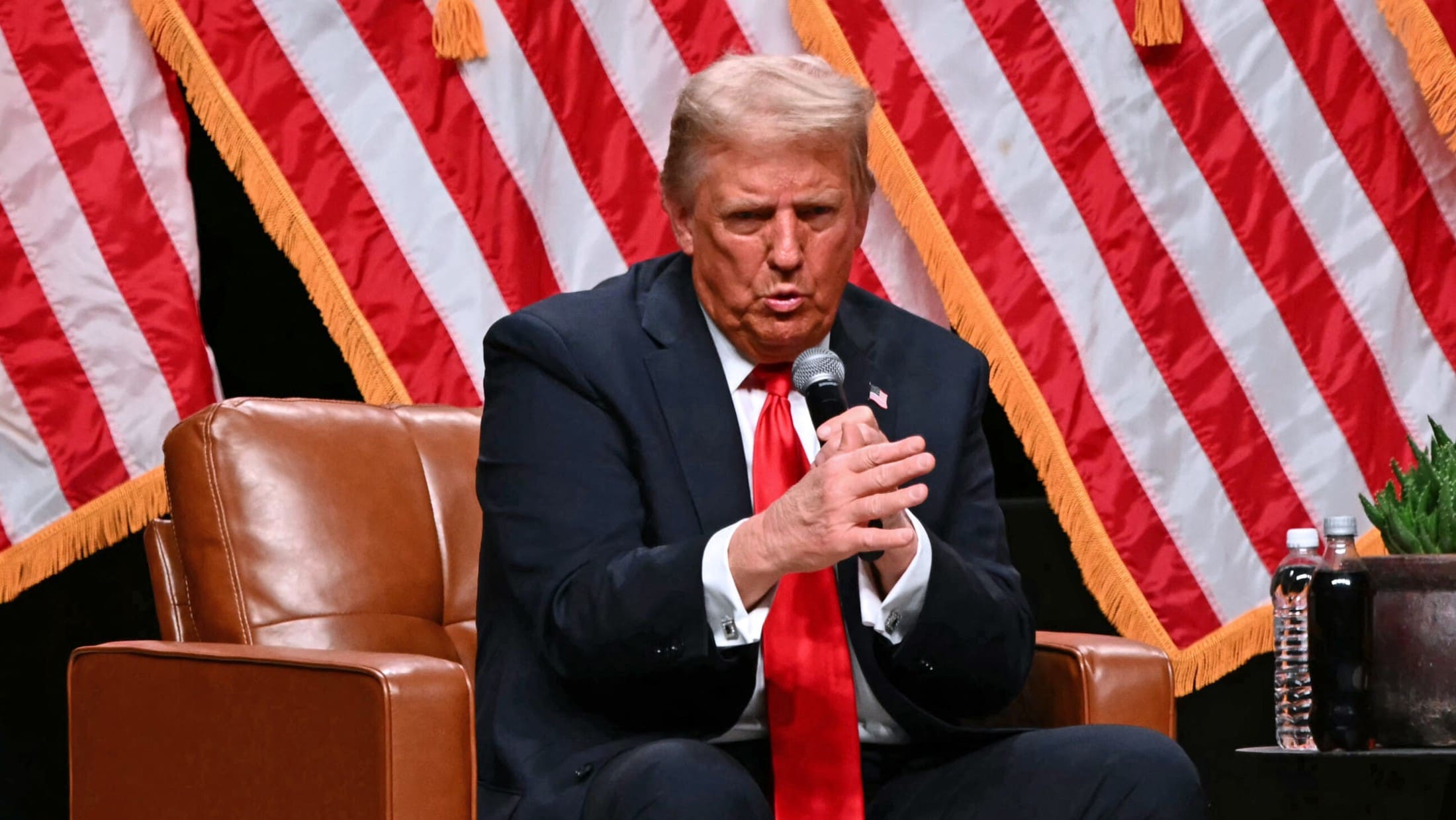 Could also be brown - Trump reveals secret about his skin color | krone.at