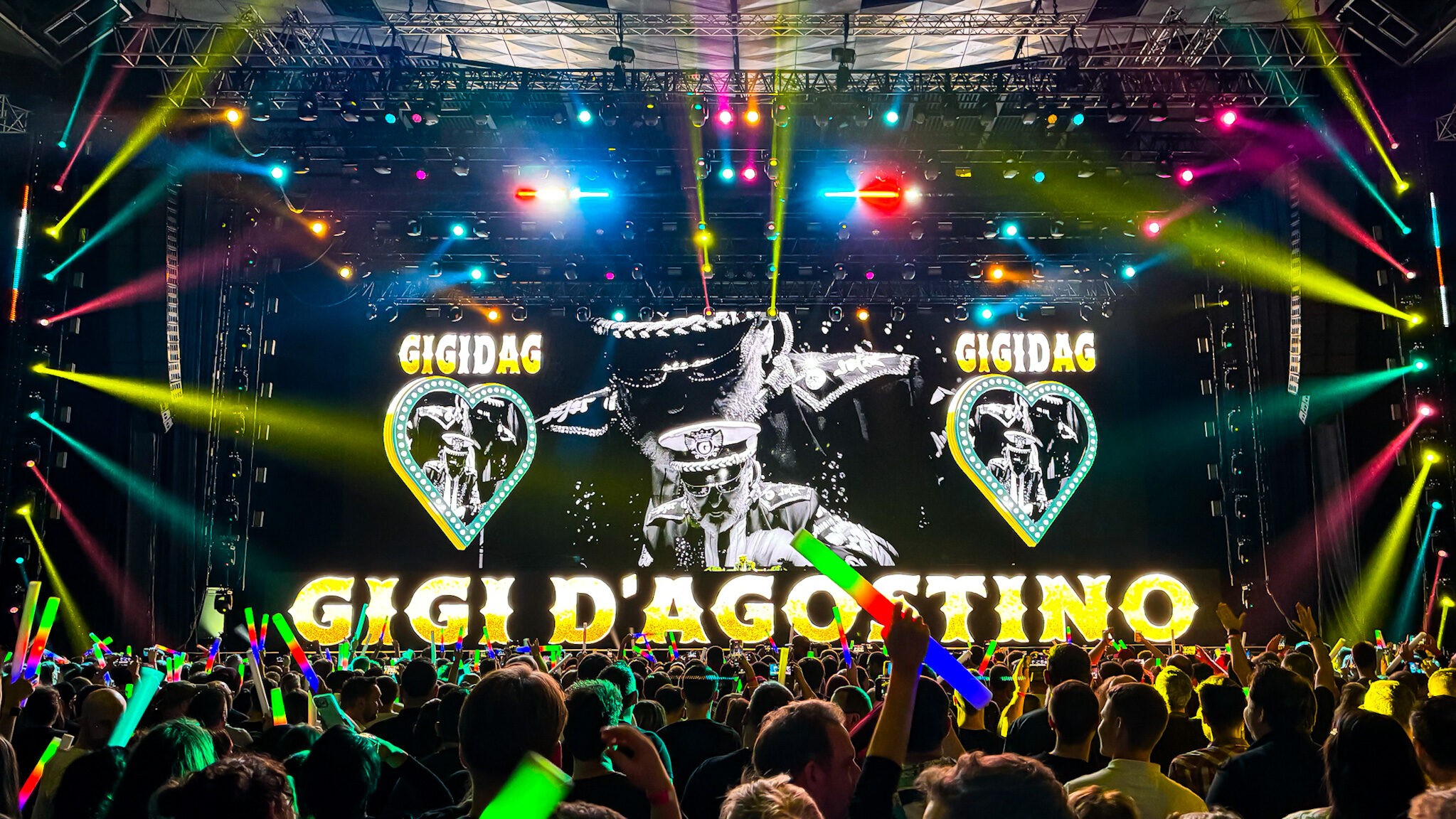 Live in the Stadthalle - Gigi D’Agostino delivers techno party of the ...