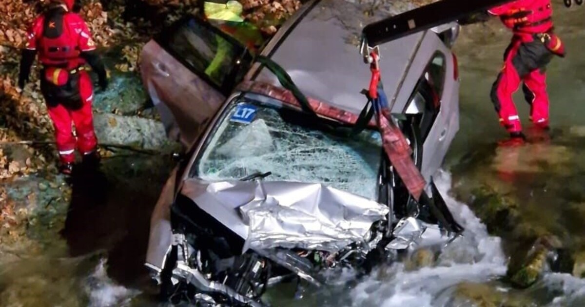 Railing broken through - Car plunged into river: person died | krone.at