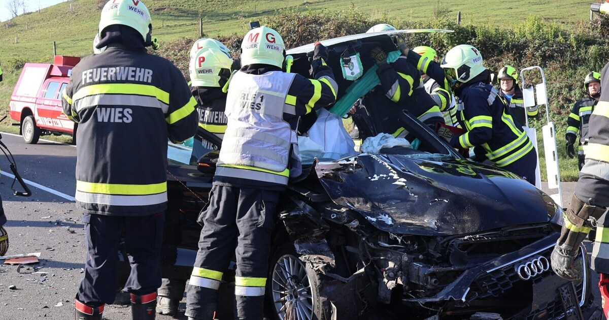 Helicopter operation - Two people trapped in car accident in Wies ...