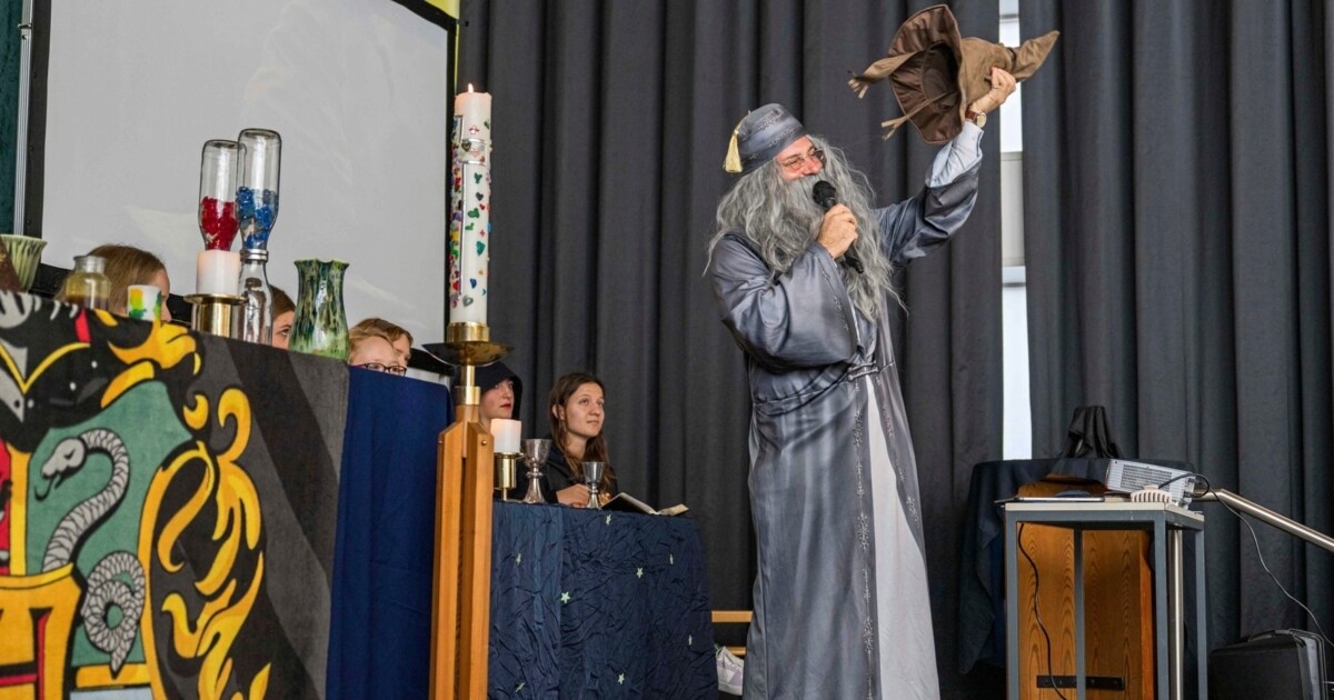 Harry Potter Mass - Graz pastor preaches in Dumbledore costume | krone.at