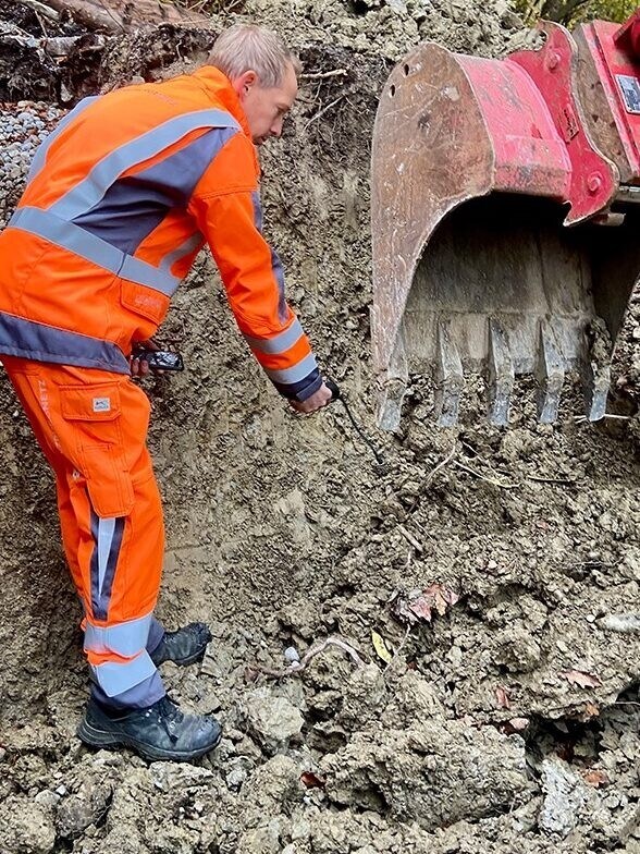 Construction site evacuated - Excavator damaged gas pipe in Oberndorf ...