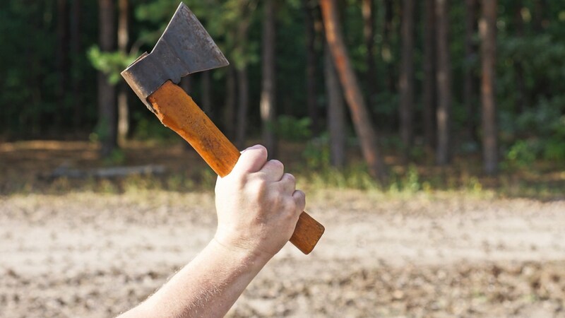 Did not want to fight - Russian hits himself on the head with an axe: 6 ...
