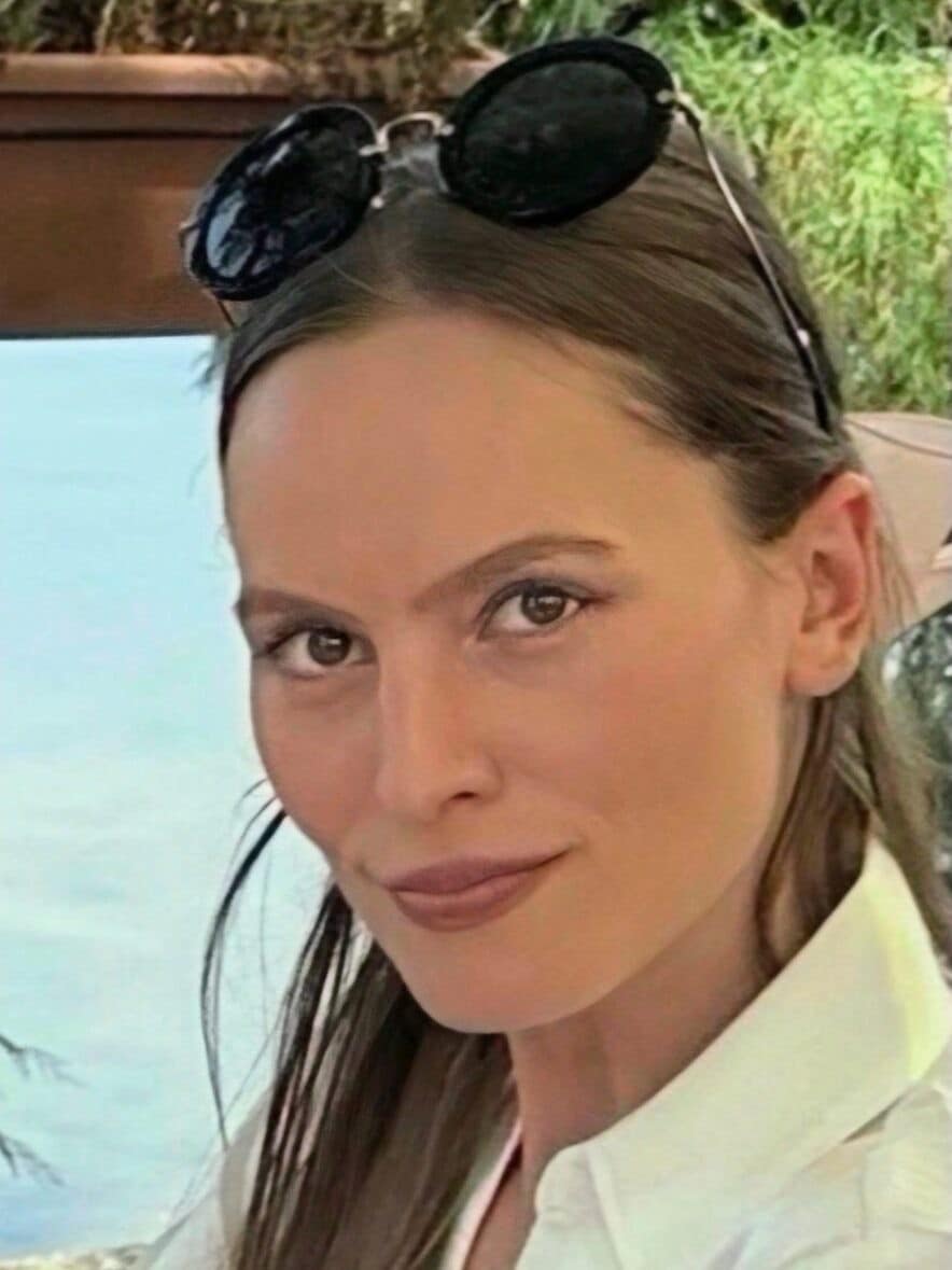 New happiness in love - Aristocratic hoarding widower stands before the ...