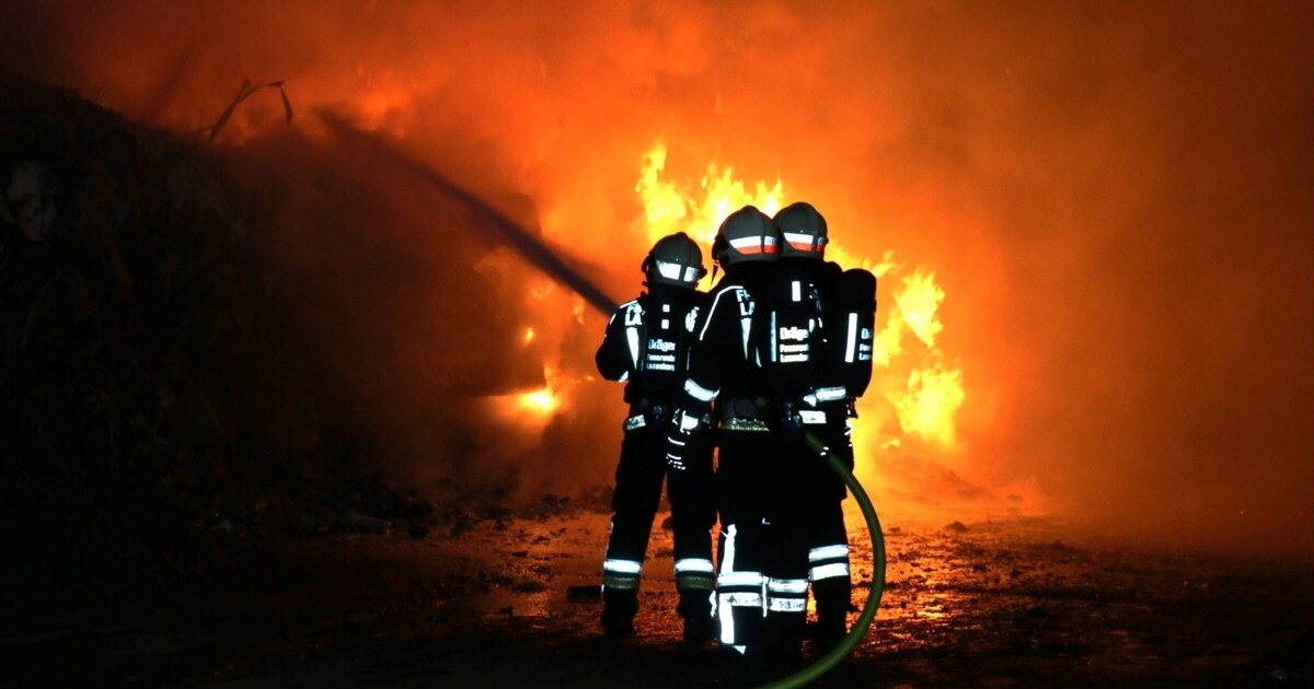 Fire alarm in Lower Austria - Scrap metal in flames: Inferno at car ...