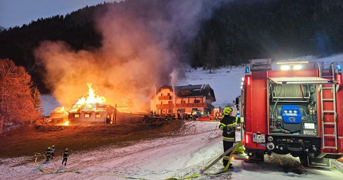 Farm in flames - Major fire keeps fire departments in Sölktal on their ...
