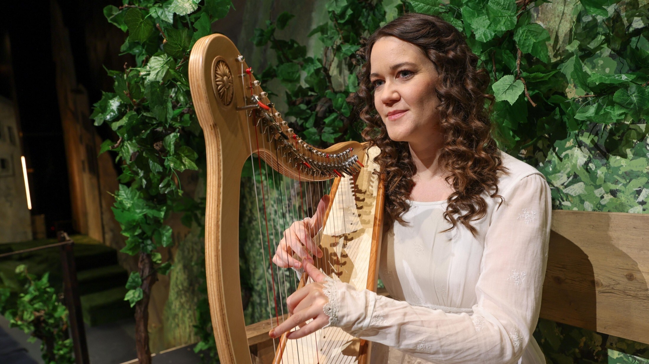 Premiere on Friday - At the Advent singing: Angel beguiles with harp ...